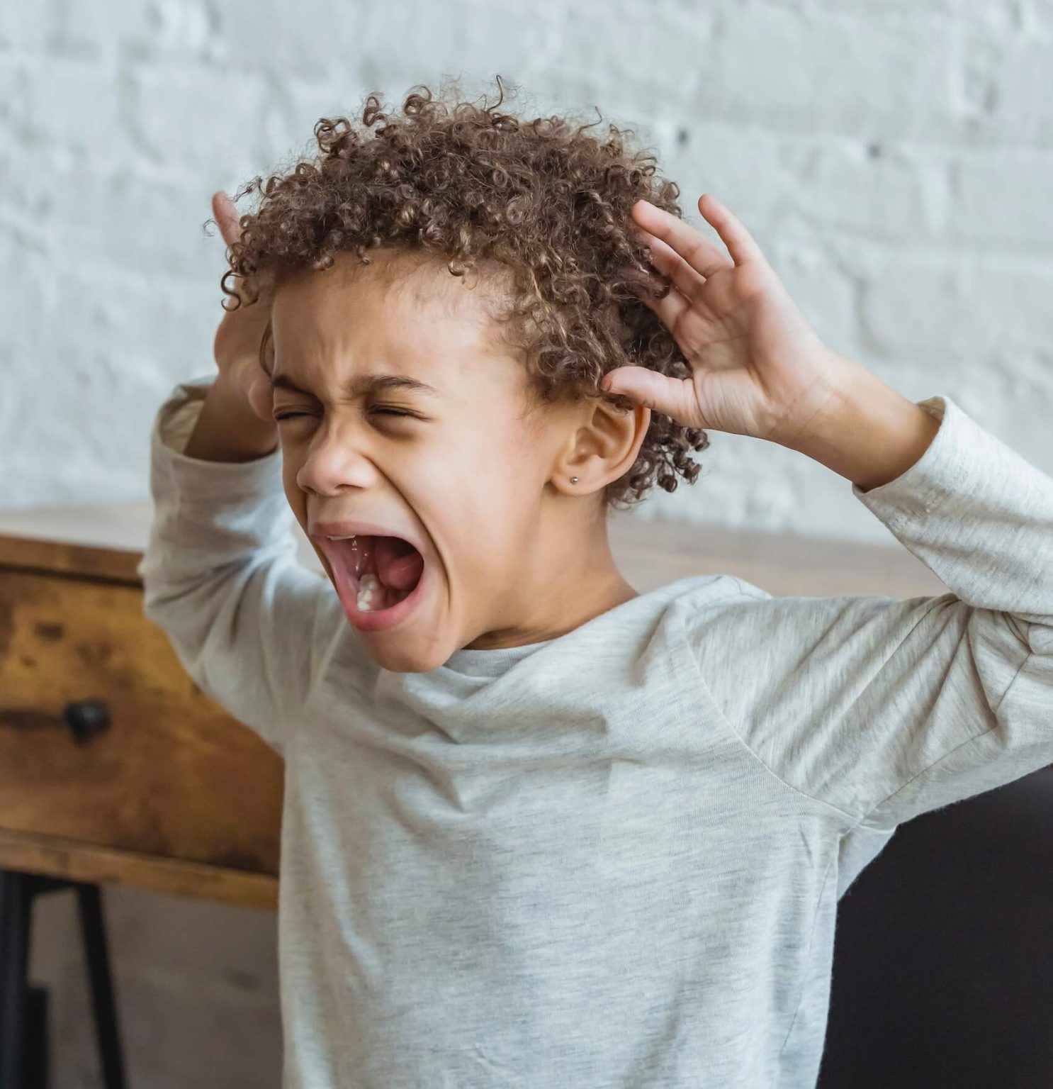 Anxious Attachment Style Guide: Causes & Symptoms